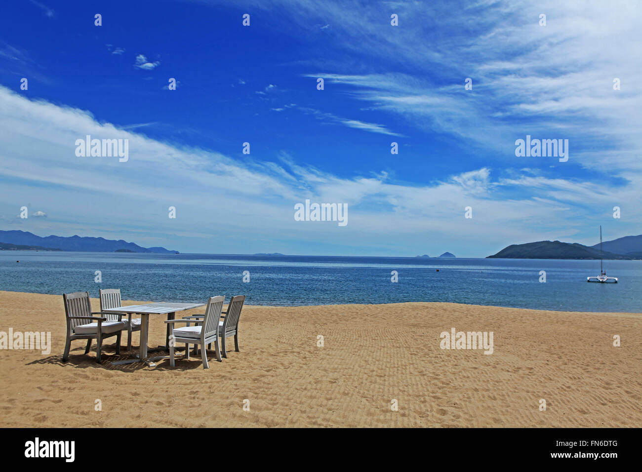 Banquet table beach hi-res stock photography and images - Alamy