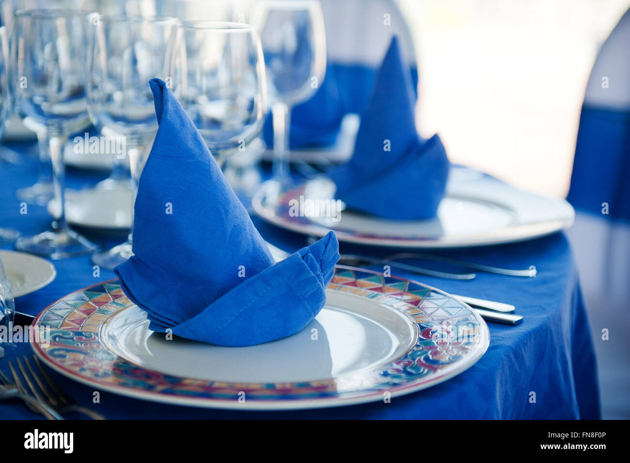 Wedding Serving a beautiful table with blue napkins Stock Photo - Alamy