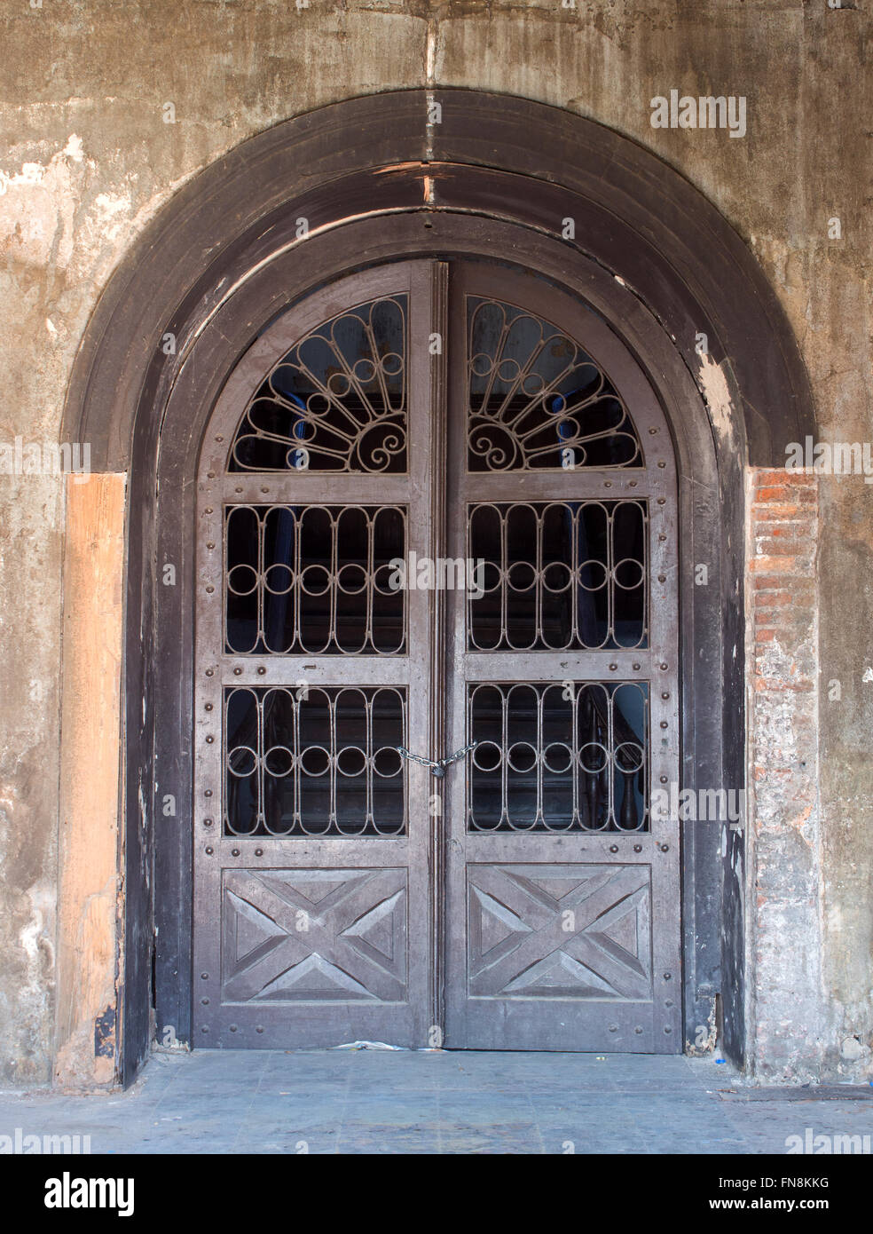 Ancient old door Vintage and chain lock Stock Photo - Alamy