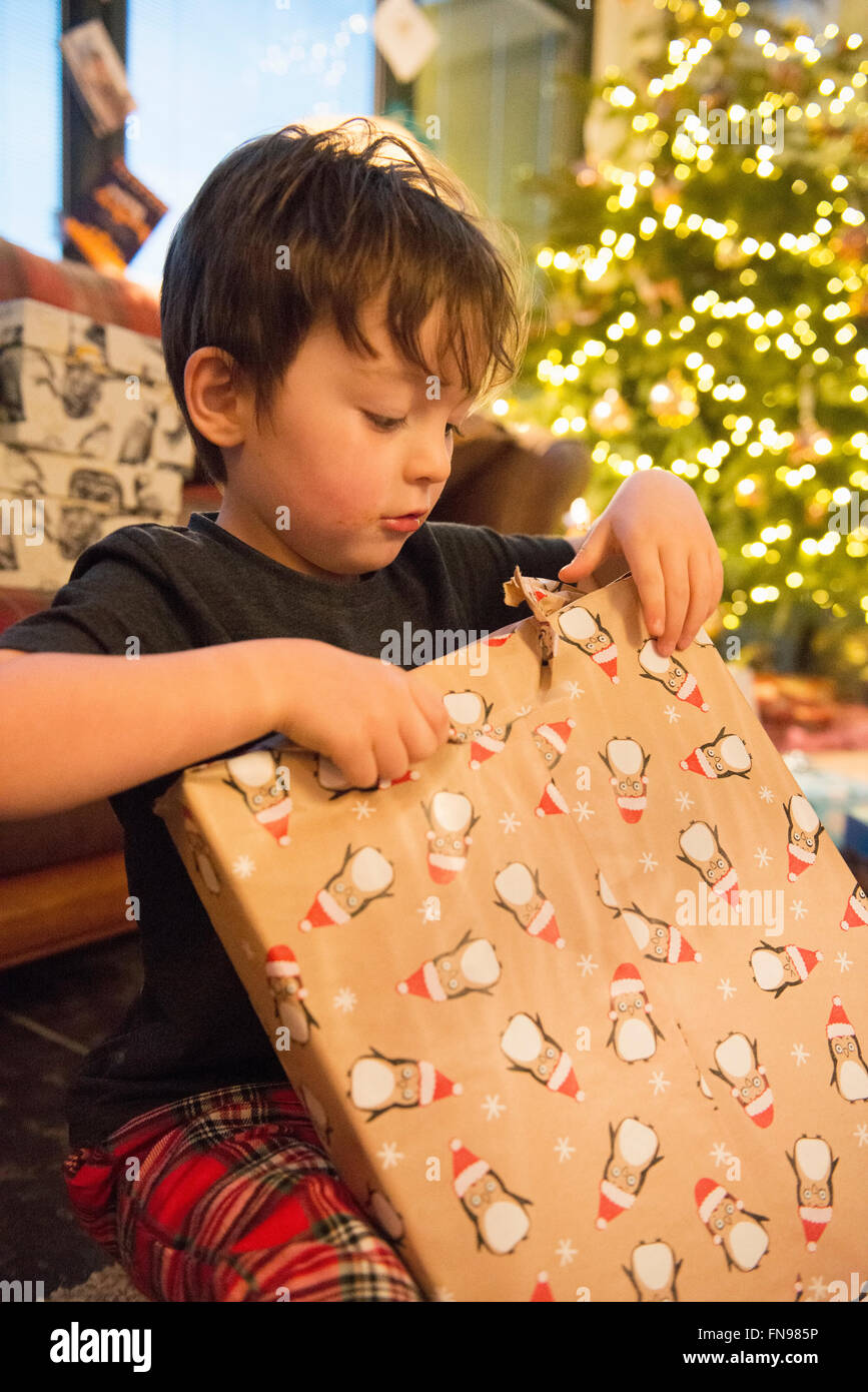 Gift unwrapping hi-res stock photography and images - Alamy