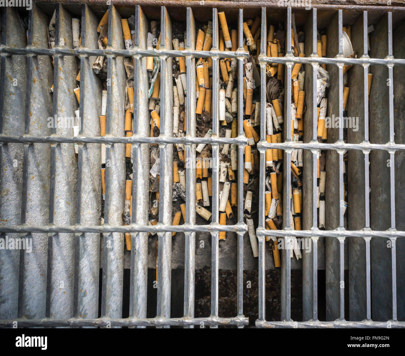 New york subway grate hi-res stock photography and images - Alamy
