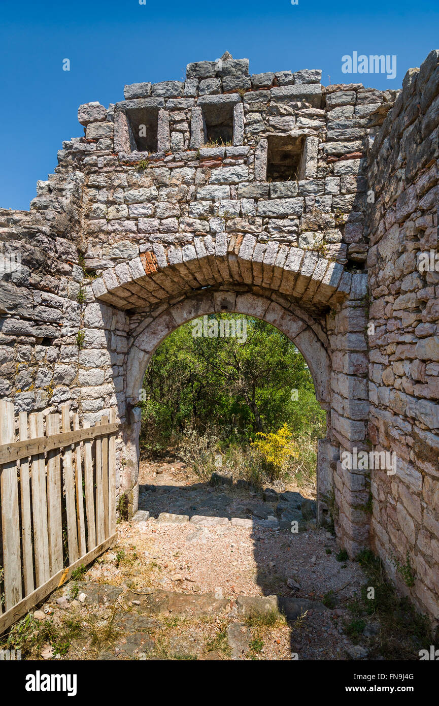 Old wooden castle entrance door hi-res stock photography and images - Alamy