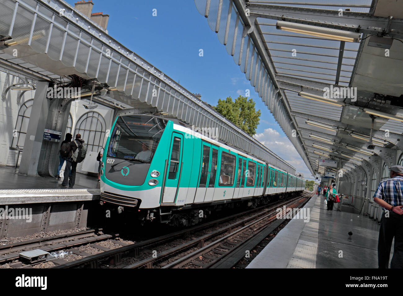 The paris metro train hi-res stock photography and images - Alamy