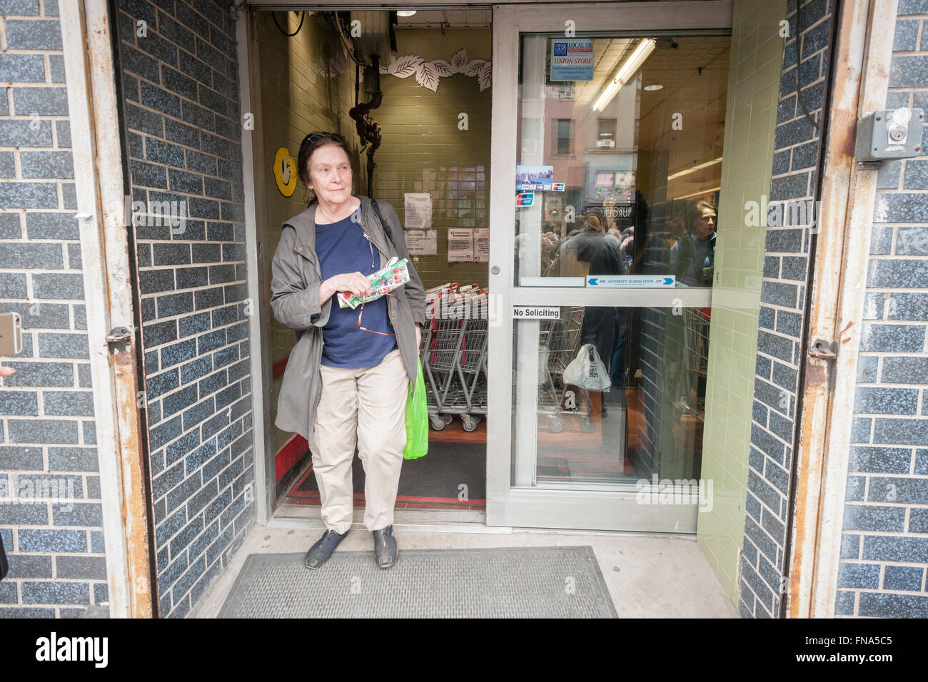 Shoppers leave grocery store hi-res stock photography and images - Alamy