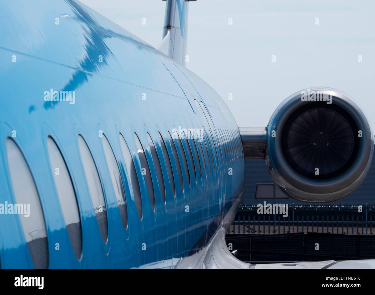Klm fokker 100 hi-res stock photography and images - Alamy