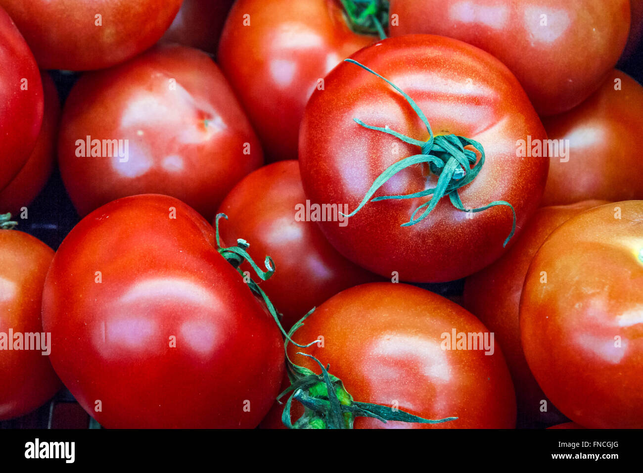 Tomatoes on counter market hi-res stock photography and images - Alamy