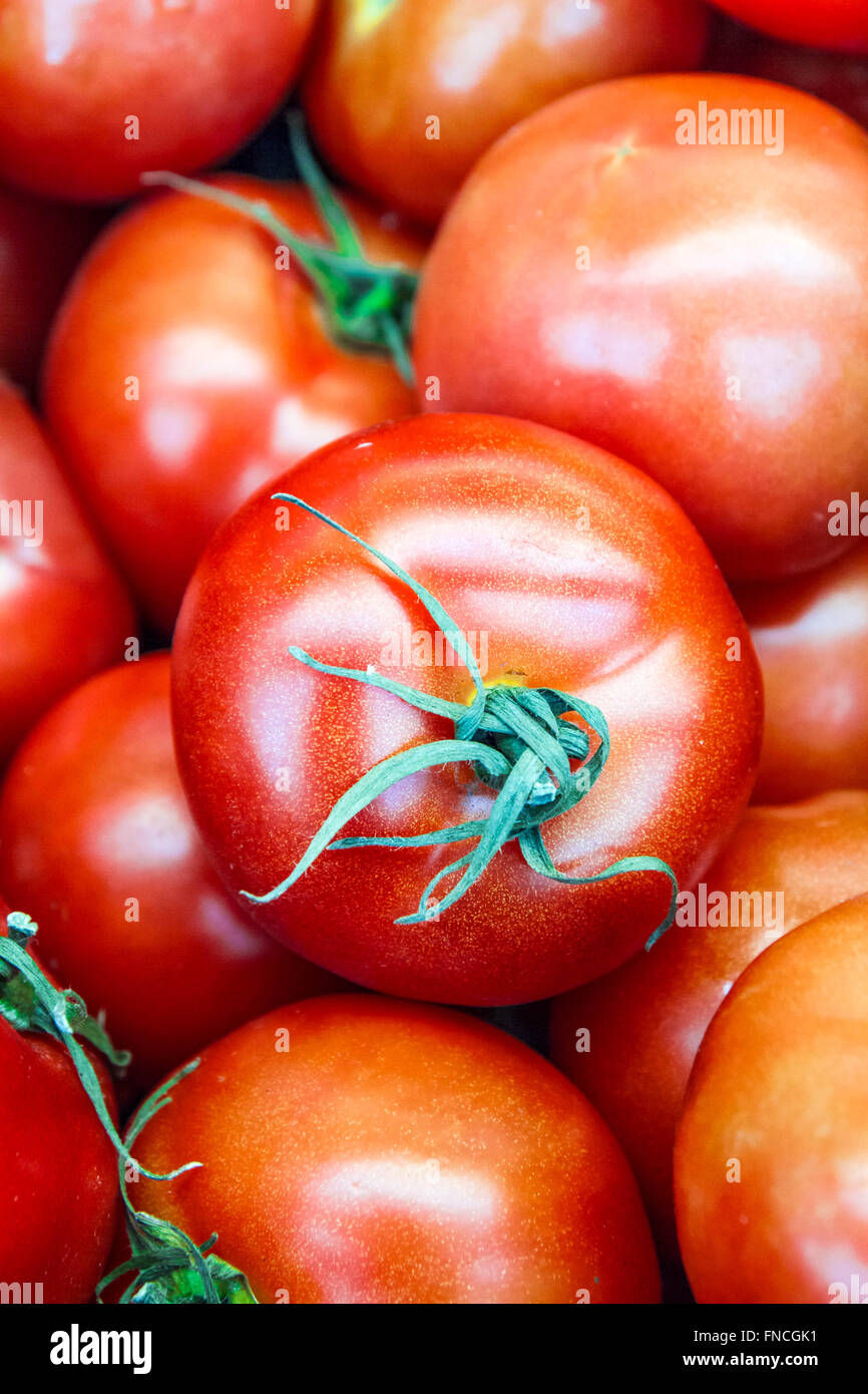 Tomatoes on the counter market Stock Photo - Alamy