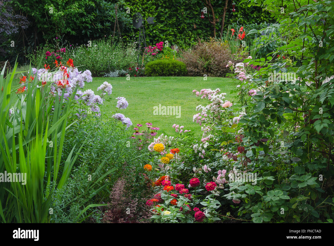Lush front yard hi-res stock photography and images - Alamy