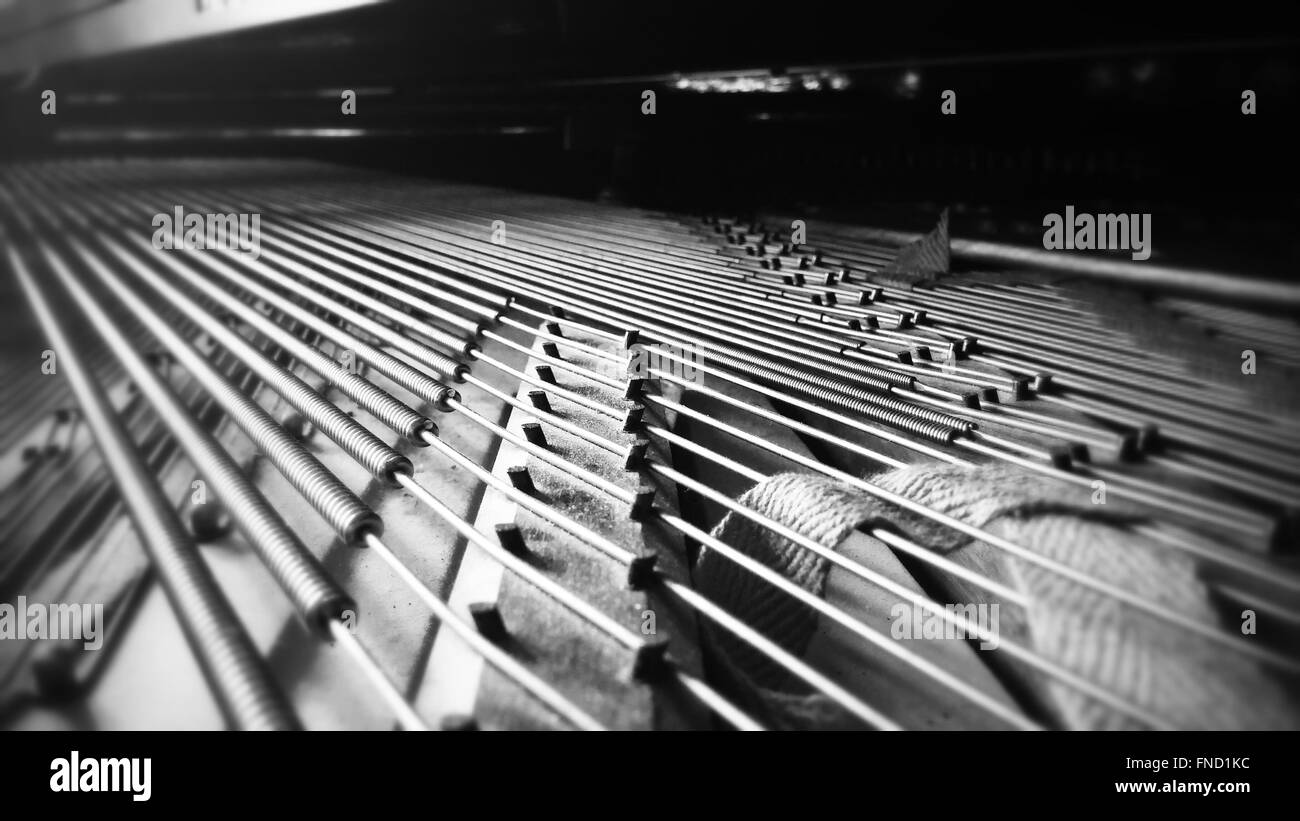 Piano strings hi-res stock photography and images - Alamy