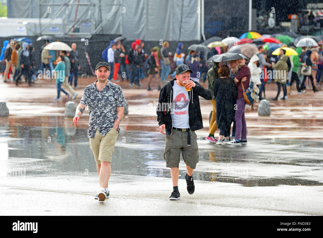 BARCELONA - MAY 30: Audience watch a concert at Heineken Primavera ...