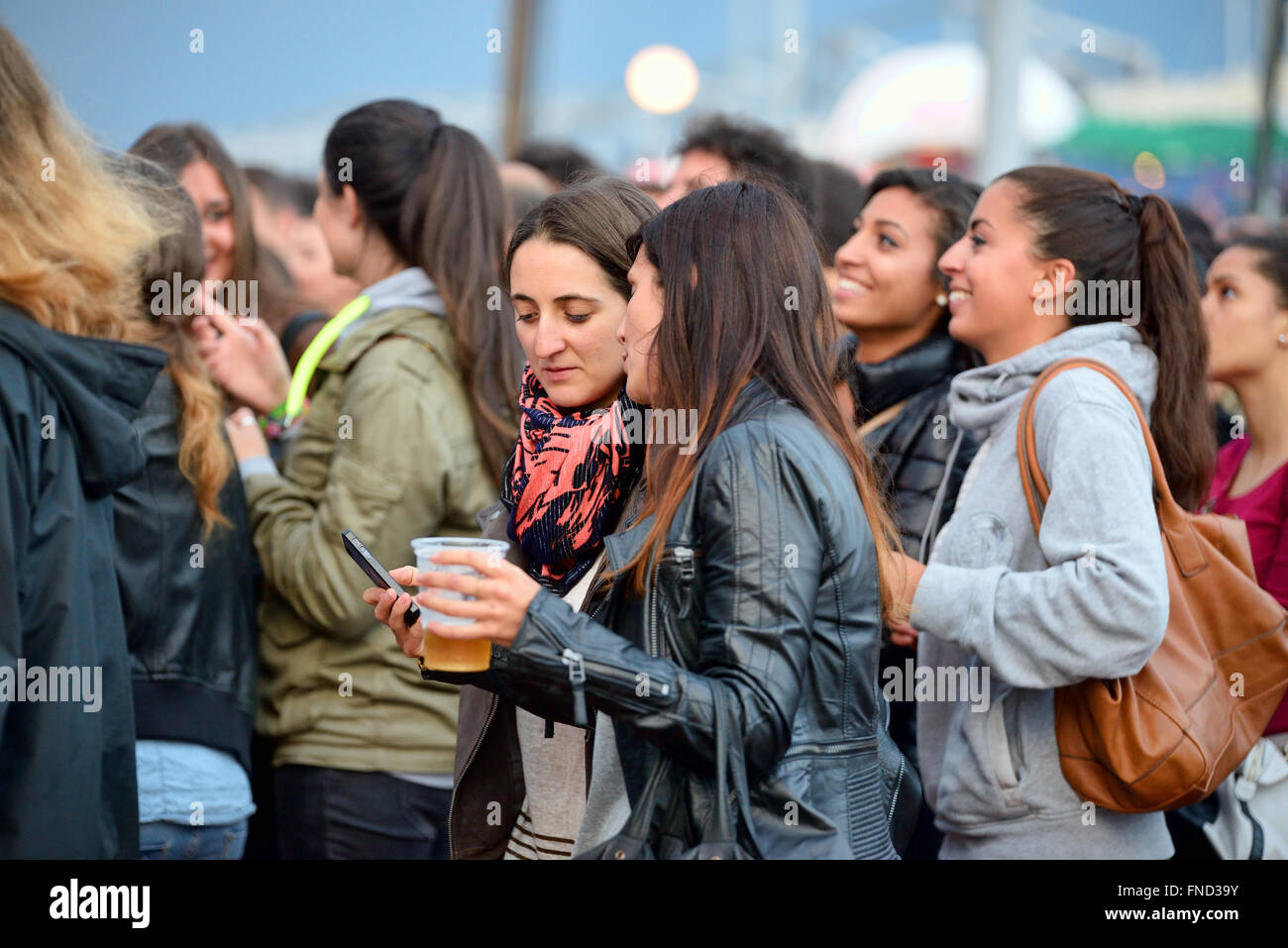 Concert crowd girls hi-res stock photography and images - Alamy