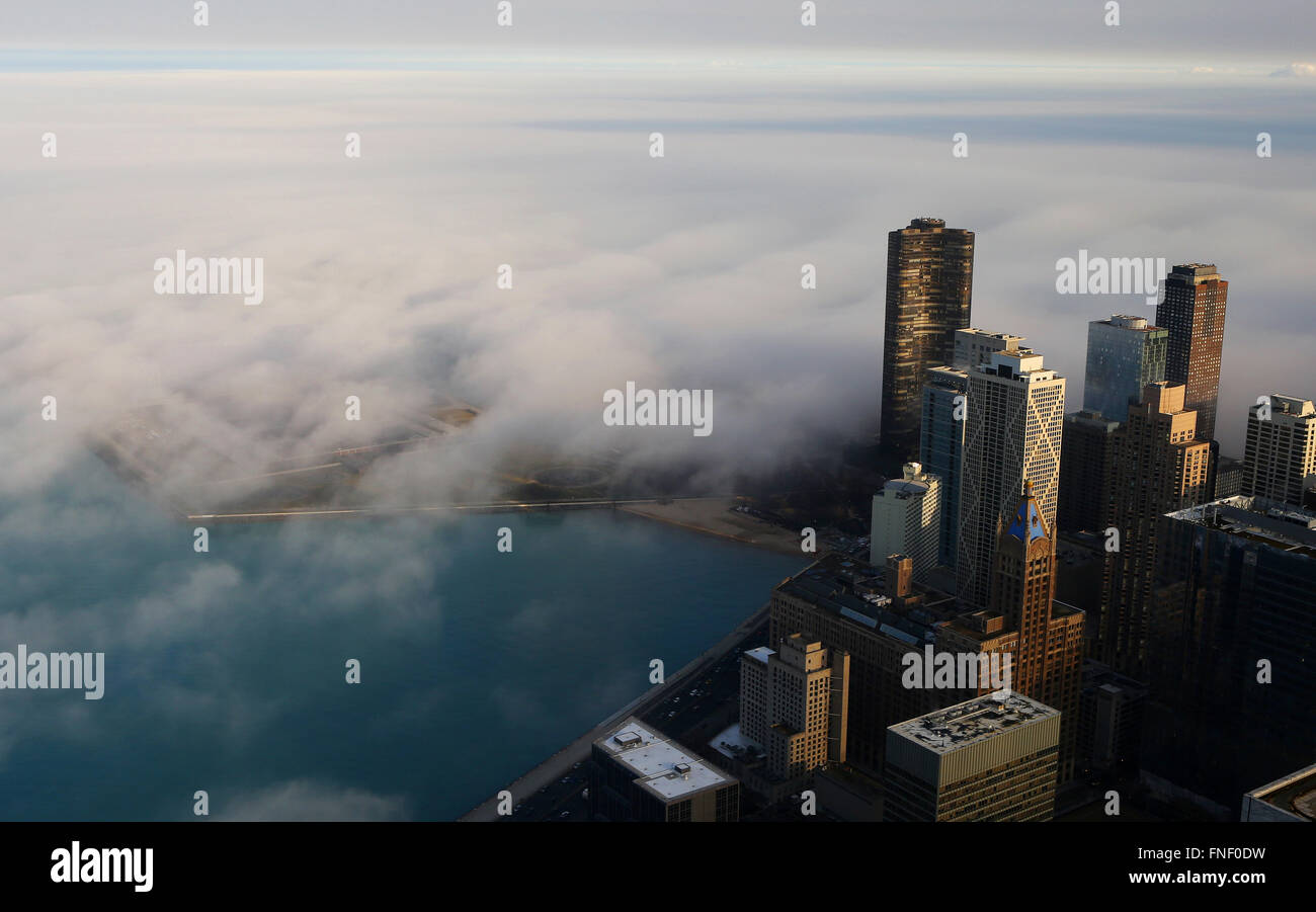 Chicago city skyline fog hi-res stock photography and images - Alamy