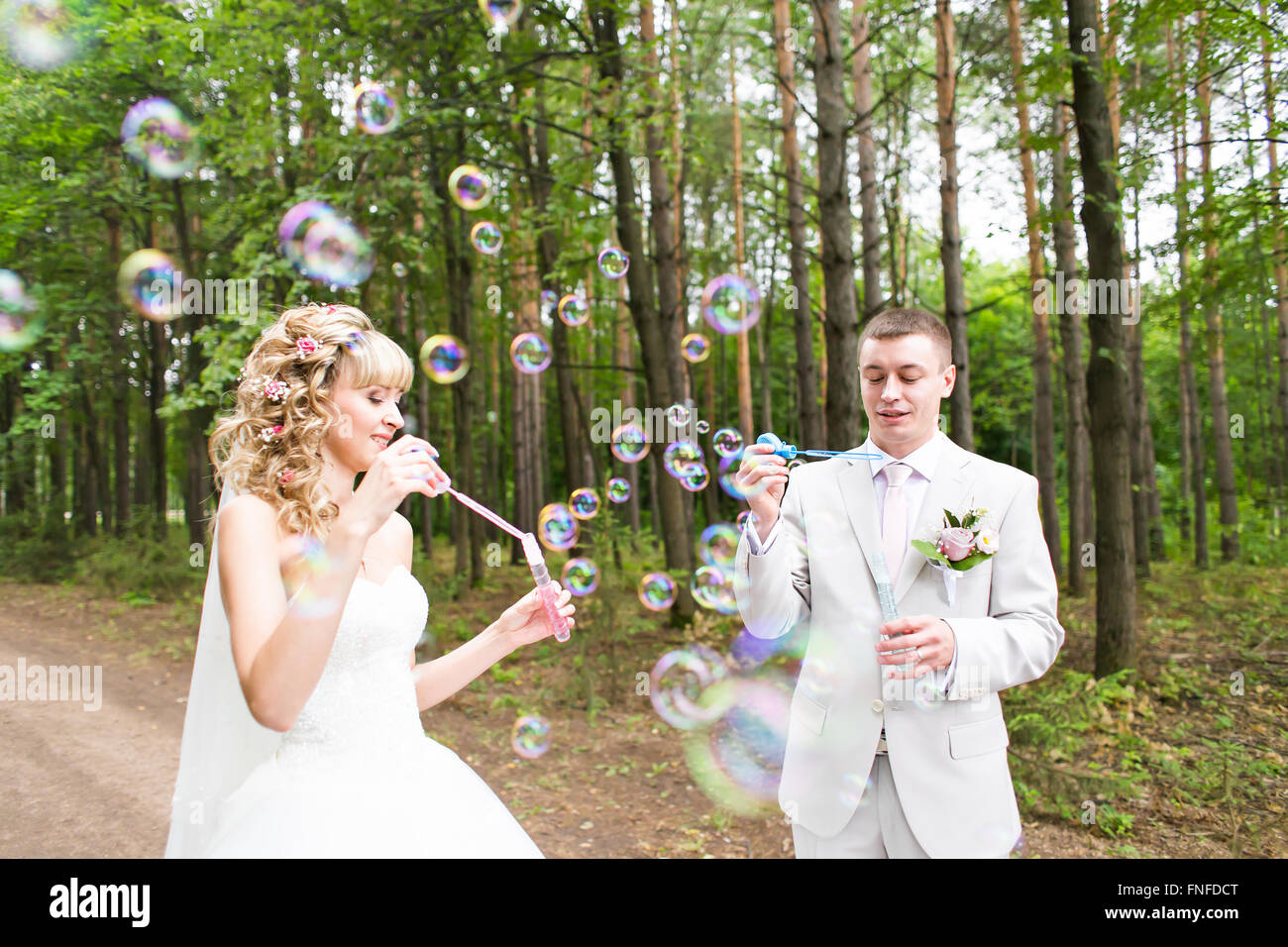Wedding couple blowing bubbles hi-res stock photography and images - Alamy
