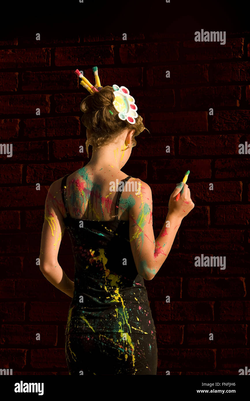 Girl paint palette hi-res stock photography and images - Alamy