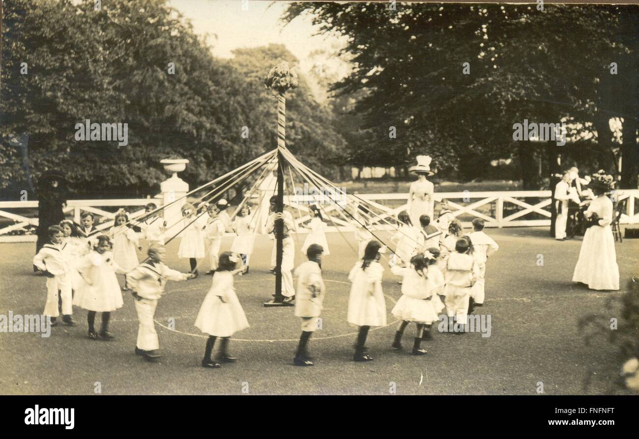 Children round dance hi-res stock photography and images - Alamy