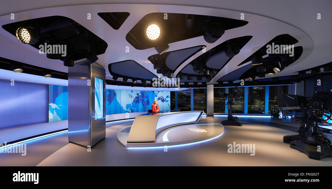 Woman presenter map hi-res stock photography and images - Alamy