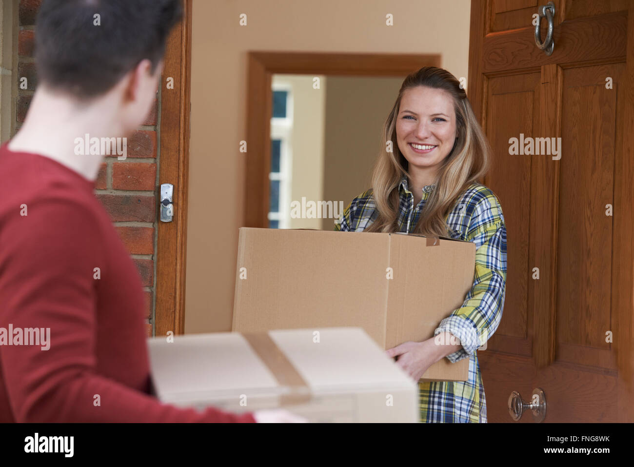 Young couple moving new home hi-res stock photography and images - Alamy