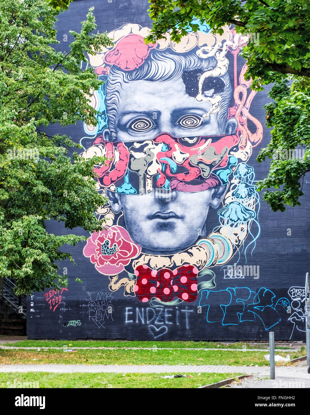 Street art mural face hi-res stock photography and images - Alamy