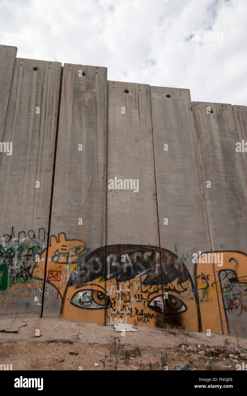 Graffiti on the concrete security wall built by Israelis outside ...