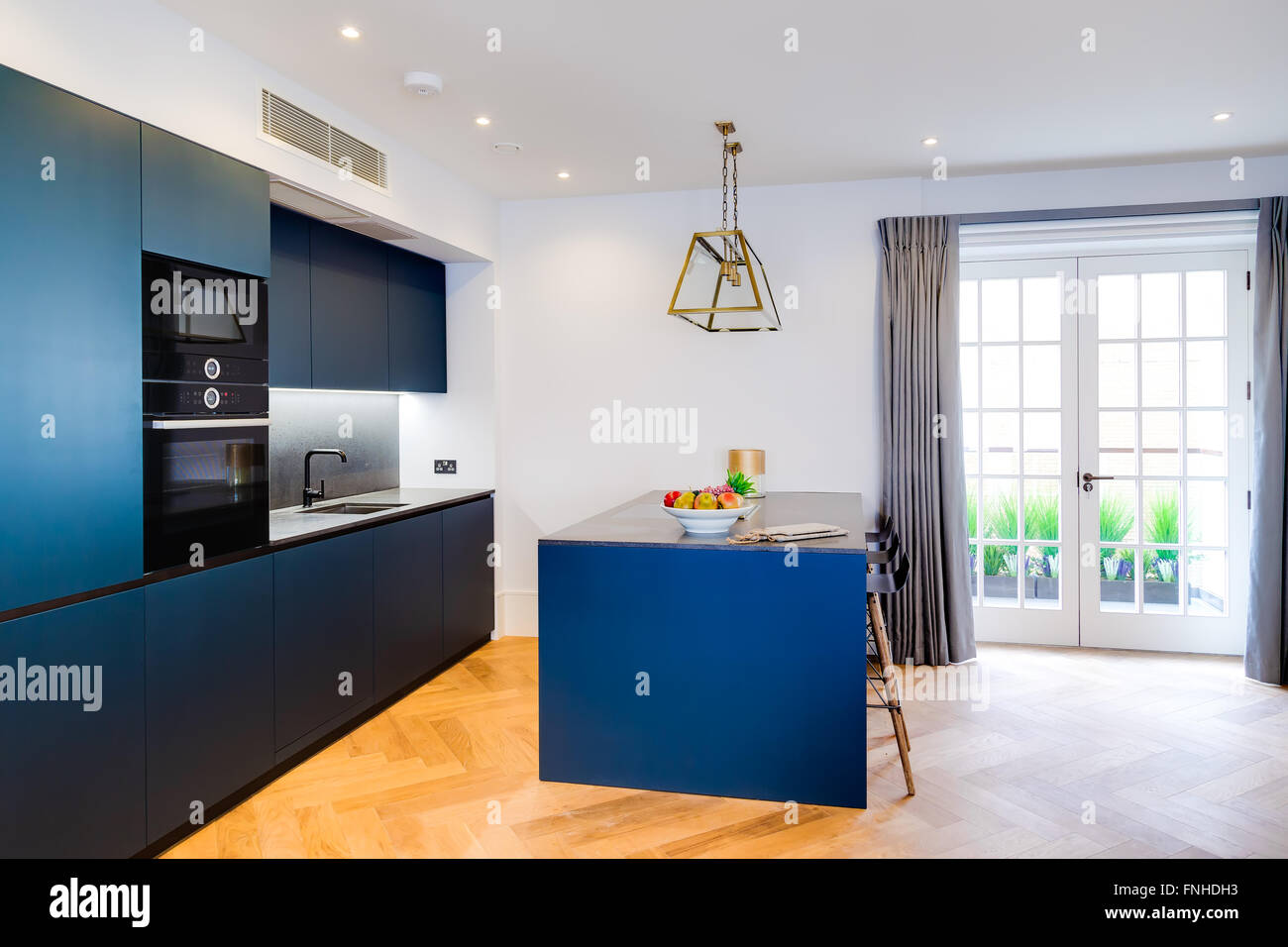 Modern kitchen garden view hi-res stock photography and images - Alamy