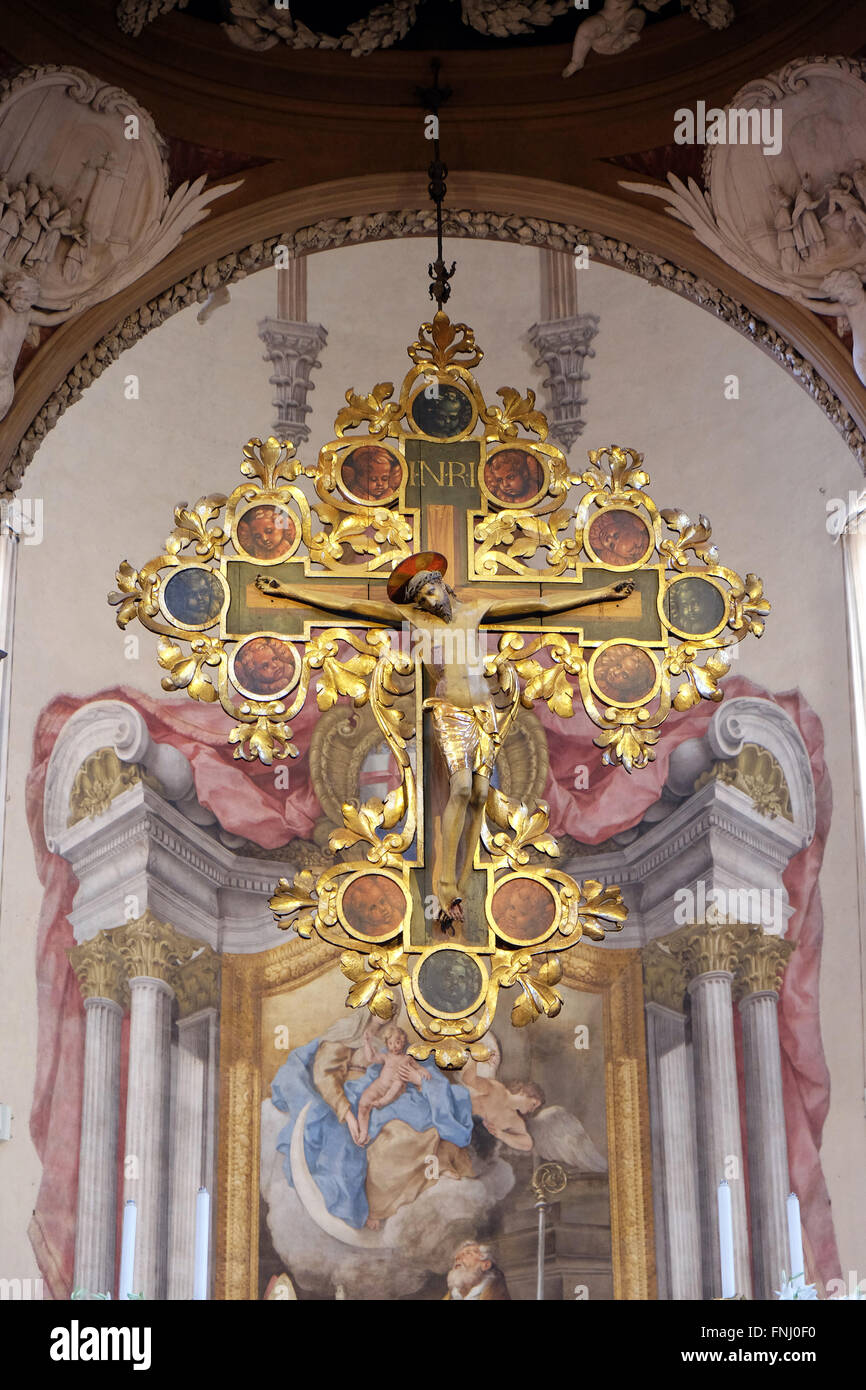 Crucifix by Giunta Pisano, main altar in San Petronio Basilica in ...