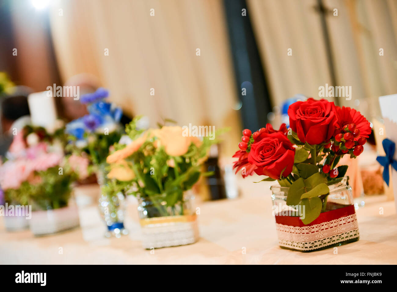 Wedding table roses bouquet hi-res stock photography and images - Alamy