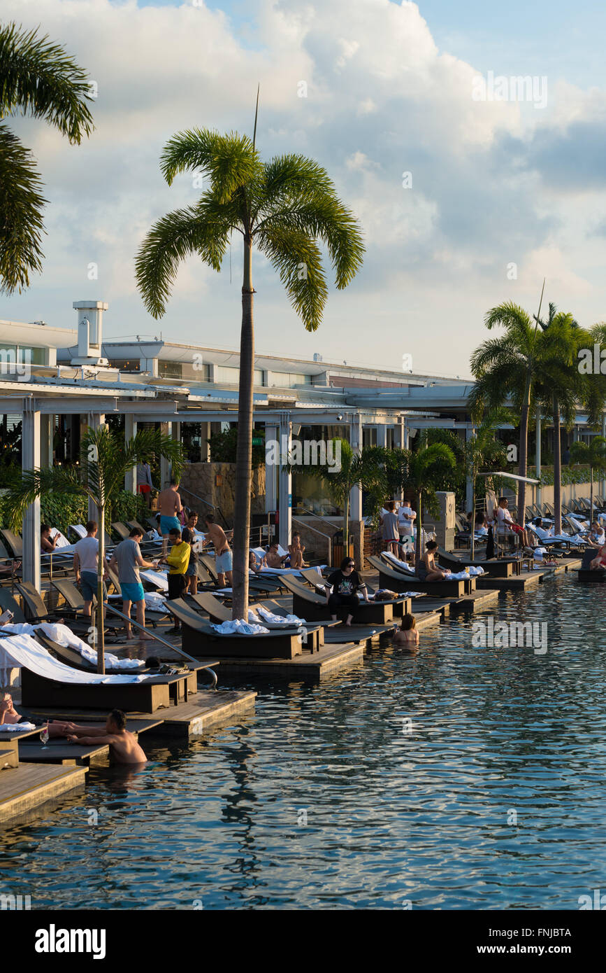 Marina bay sands infinity pool hi-res stock photography and images - Alamy
