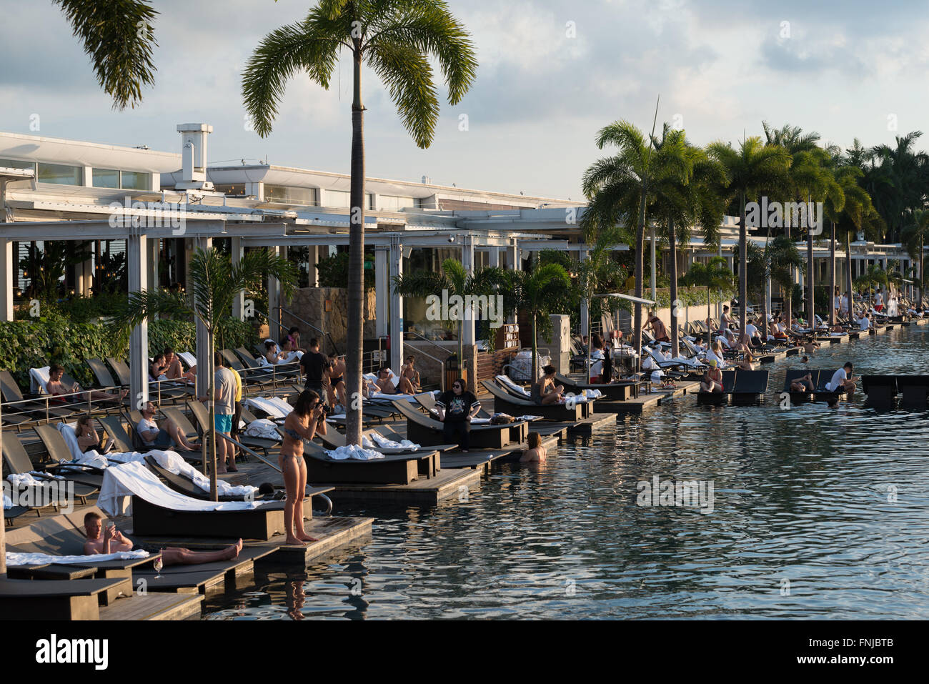 Infinity pool at Marina Bay Sands, Singapore Stock Photo - Alamy