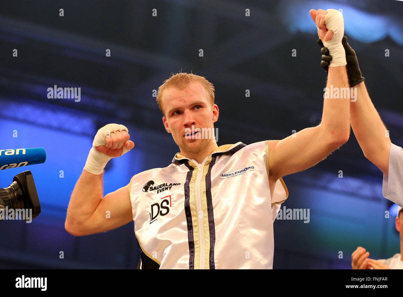 Boxing match cheering hi-res stock photography and images - Alamy