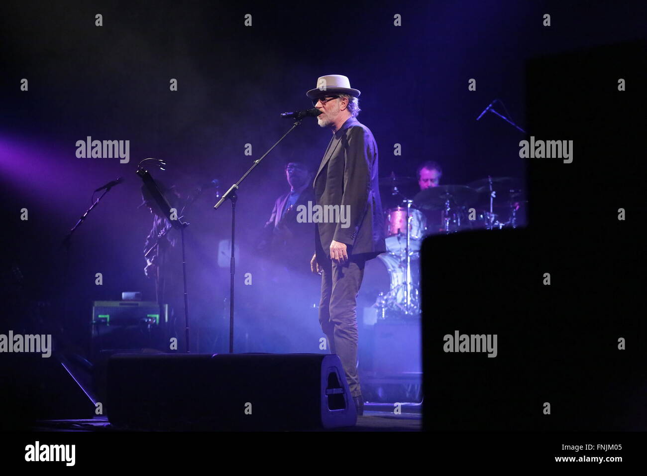 Bob dylan 2016 concert hi-res stock photography and images - Alamy