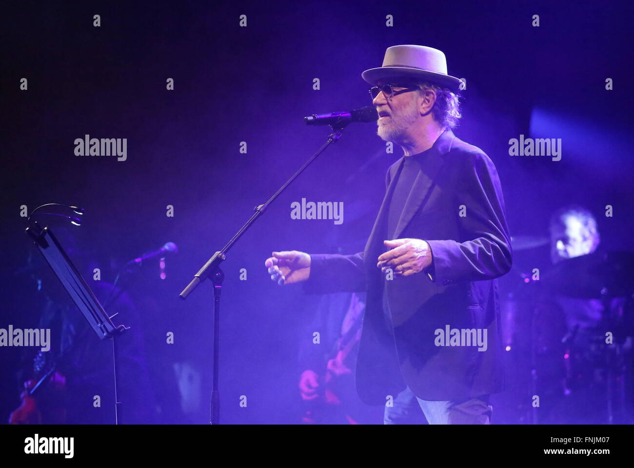 Bob dylan 2016 concert hi-res stock photography and images - Alamy
