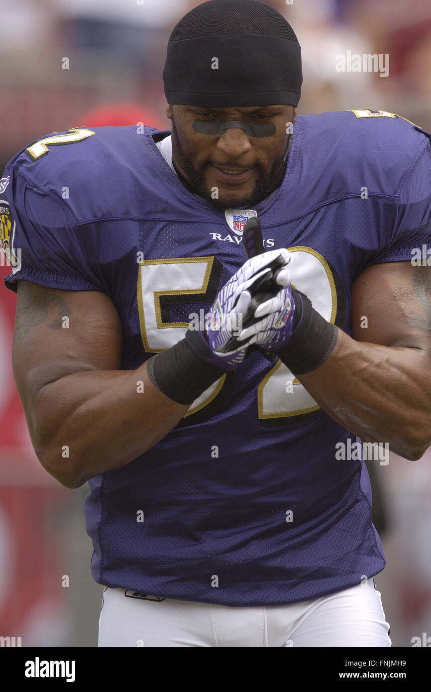 Baltimore ravens linebacker ray lewis hi-res stock photography and ...