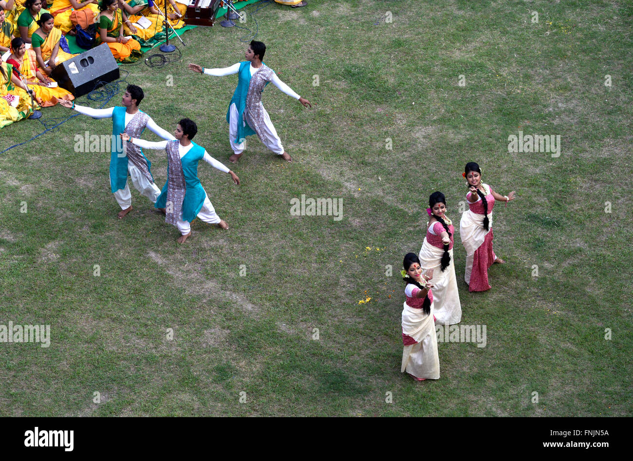 Kolkata, India. 15th Mar, 2016. Students enjoy playing abir ...