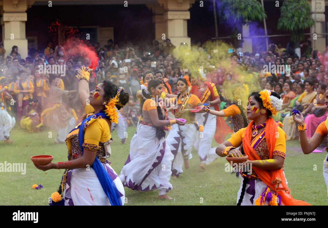 Kolkata, India. 15th Mar, 2016. Students enjoy playing abir ...
