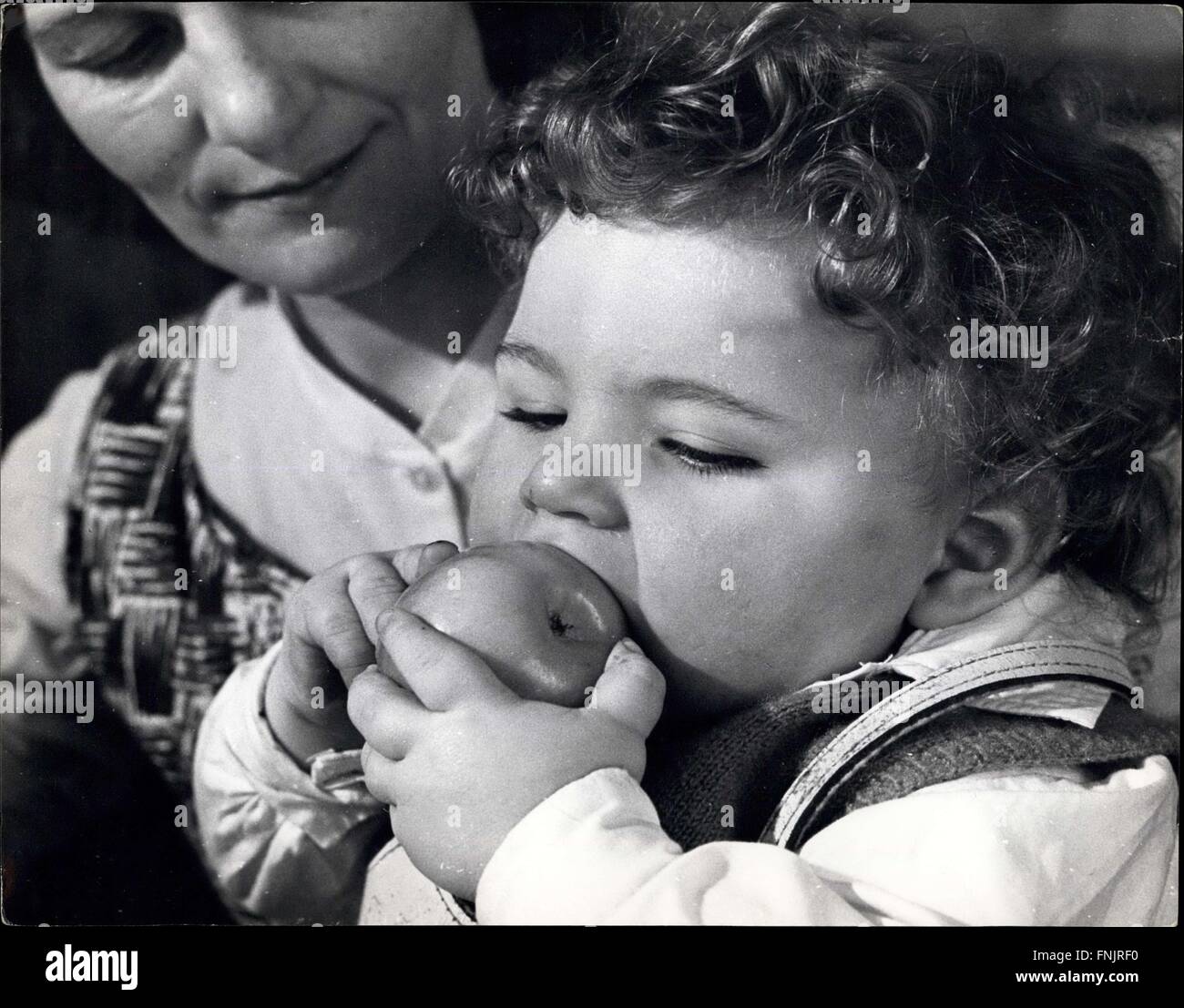 1964 - Little one trying to eat an apple. © Keystone Pictures USA ...