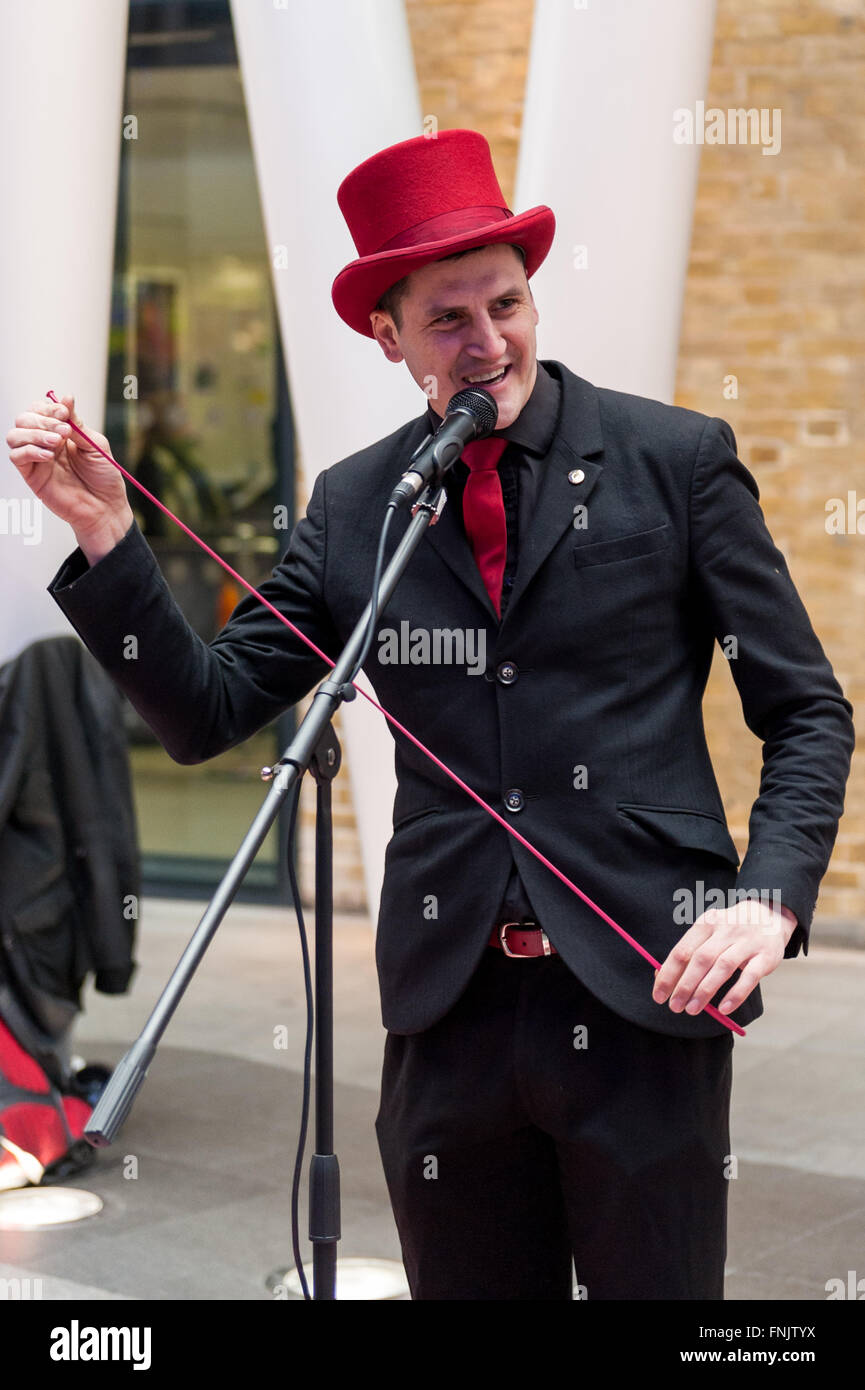 London busker performer magician hi-res stock photography and images ...