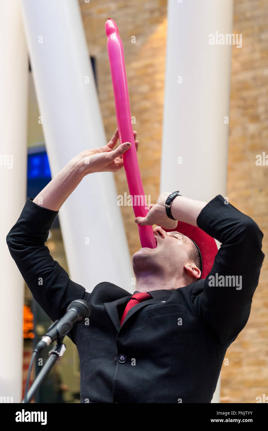London busker performer magician hi-res stock photography and images ...