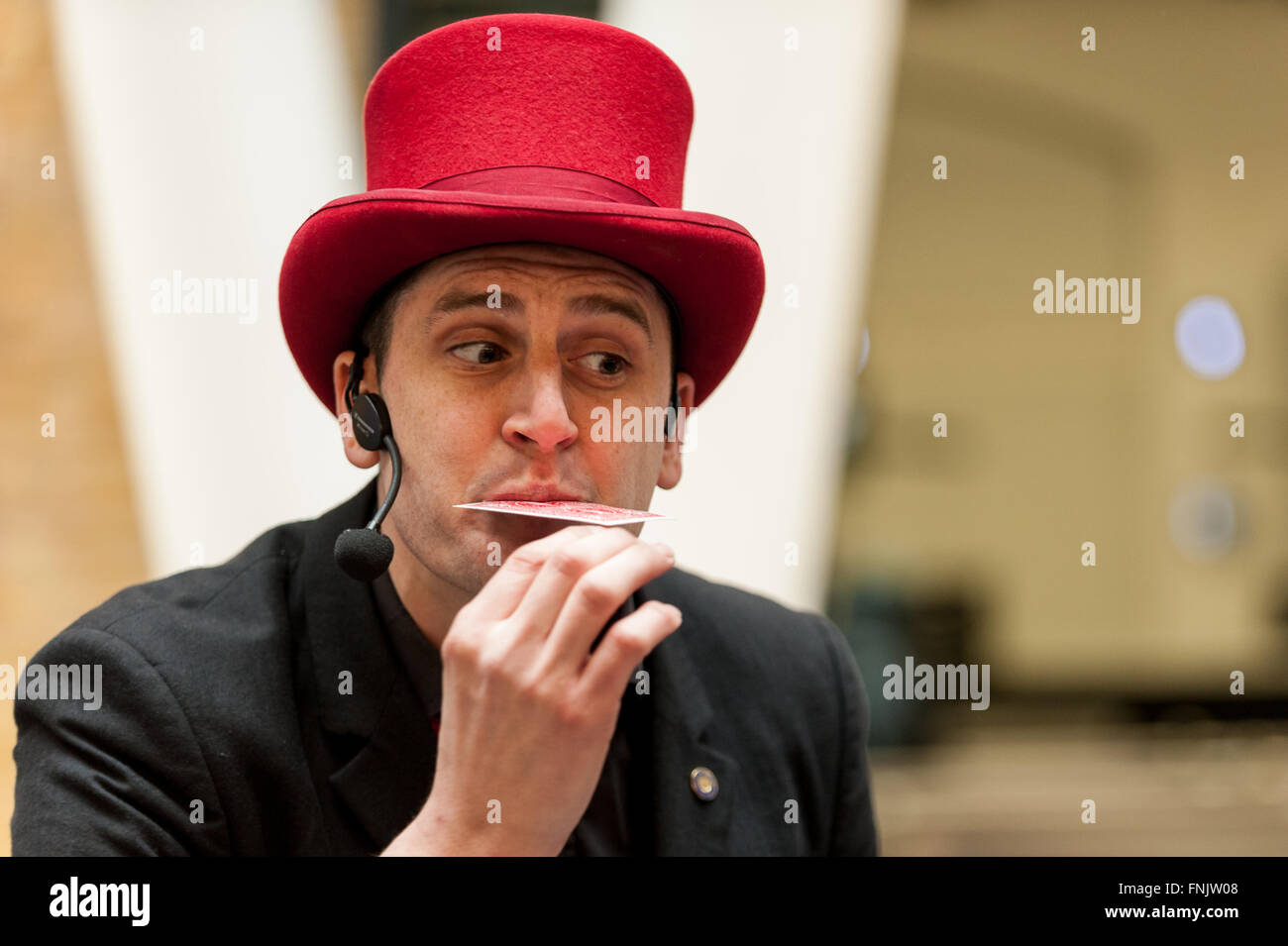 London busker performer magician hi-res stock photography and images ...