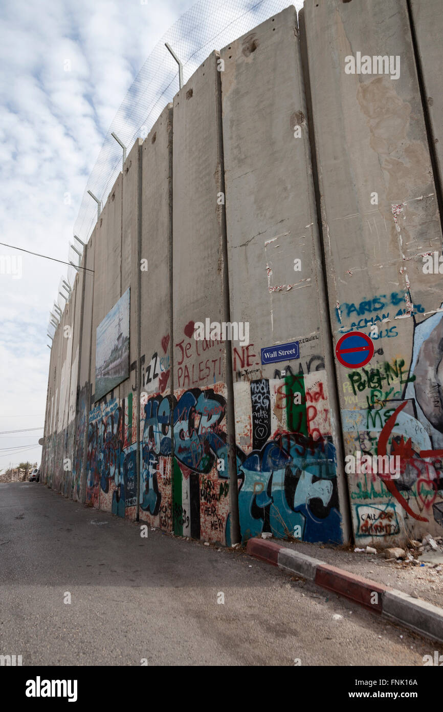 Graffiti on the concrete security wall built by Israelis in Ramallah ...