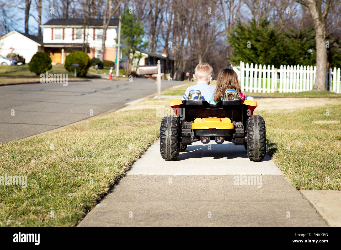 Neighborhood sidewalk car hi-res stock photography and images - Alamy
