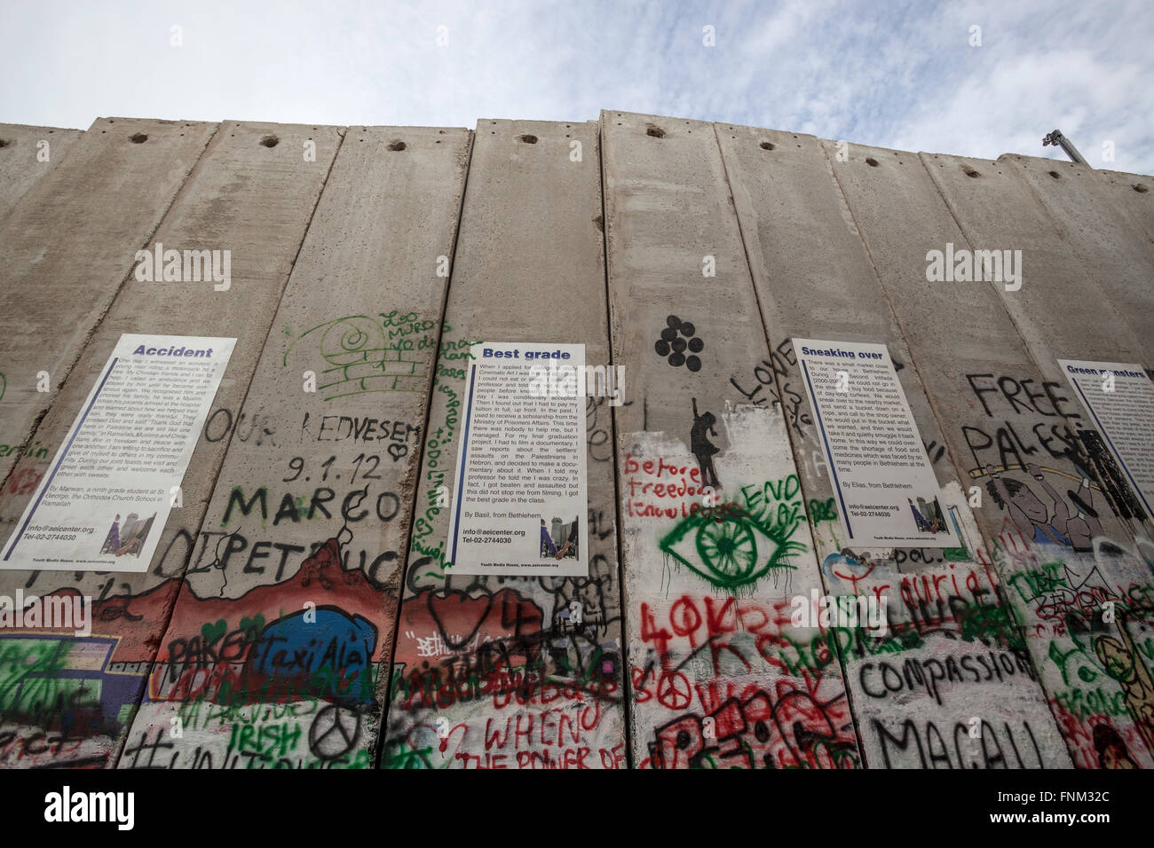 Graffiti on the concrete security wall built by Israelis in Ramallah ...