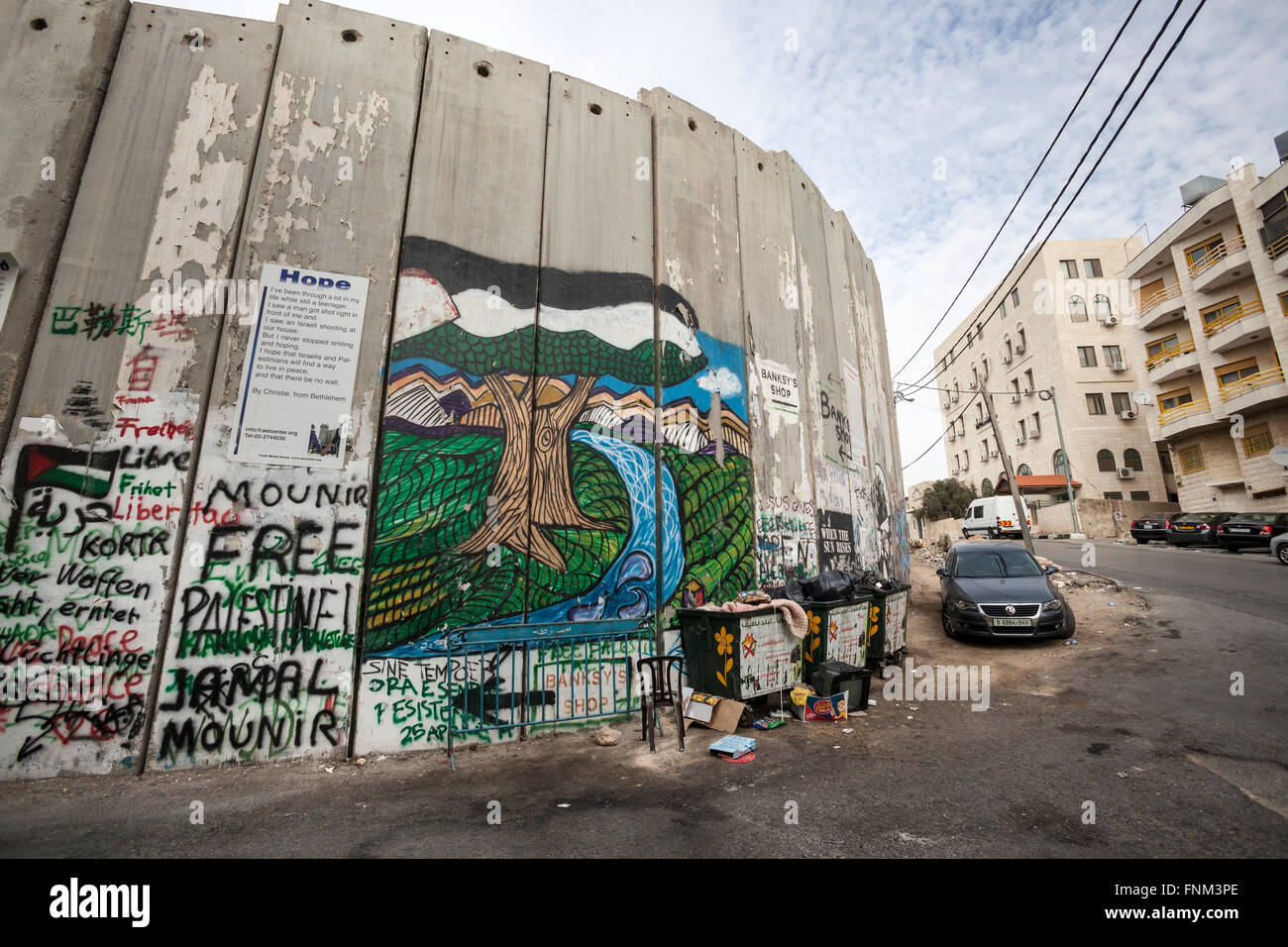 Graffiti on the concrete security wall built by Israelis in Ramallah ...