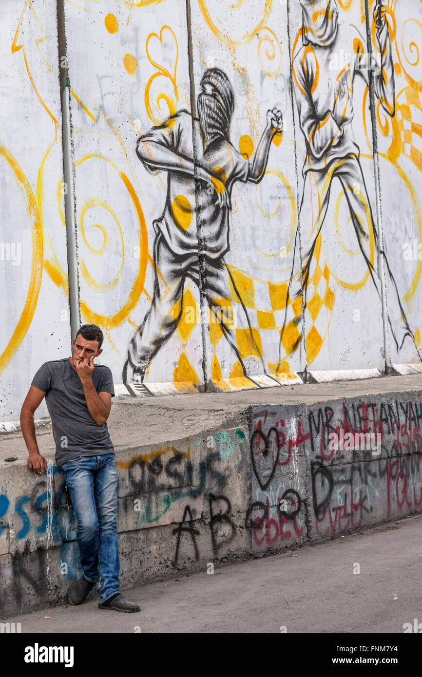 Graffiti on the concrete security wall built by Israelis in Ramallah ...