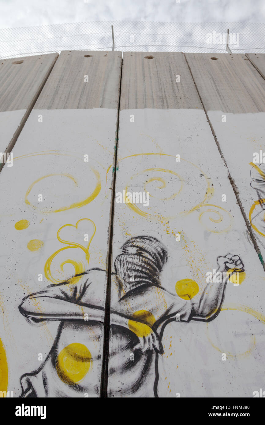 Graffiti on the concrete security wall built by Israelis in Ramallah ...