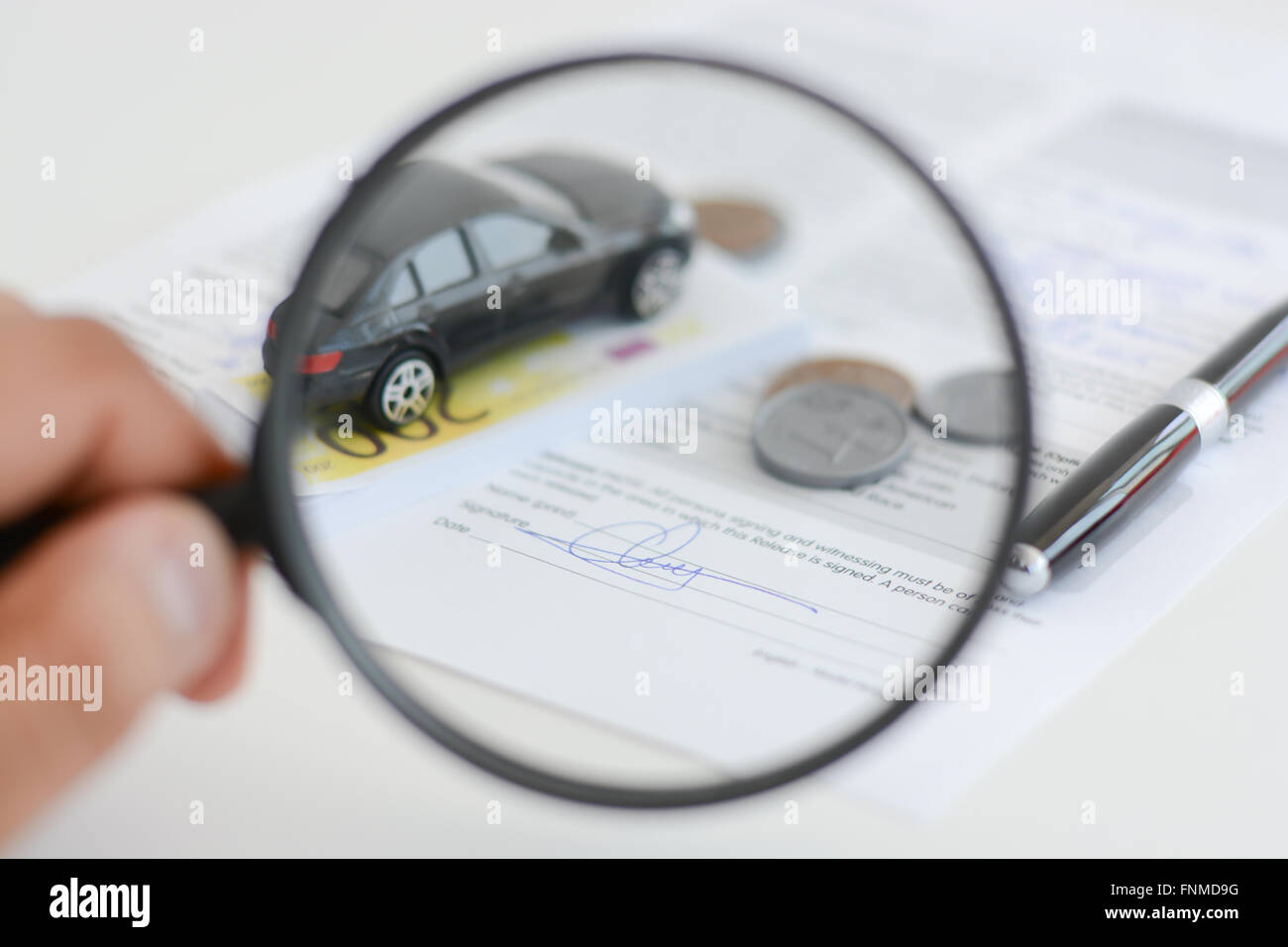 Magnifying glass and car hi-res stock photography and images - Alamy