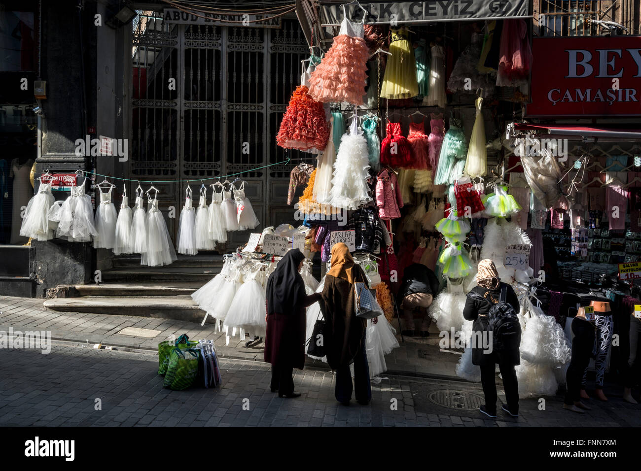 Mahmutpasha open air bazaar in Eminonu,Istanbul,Turkey Stock Photo - Alamy
