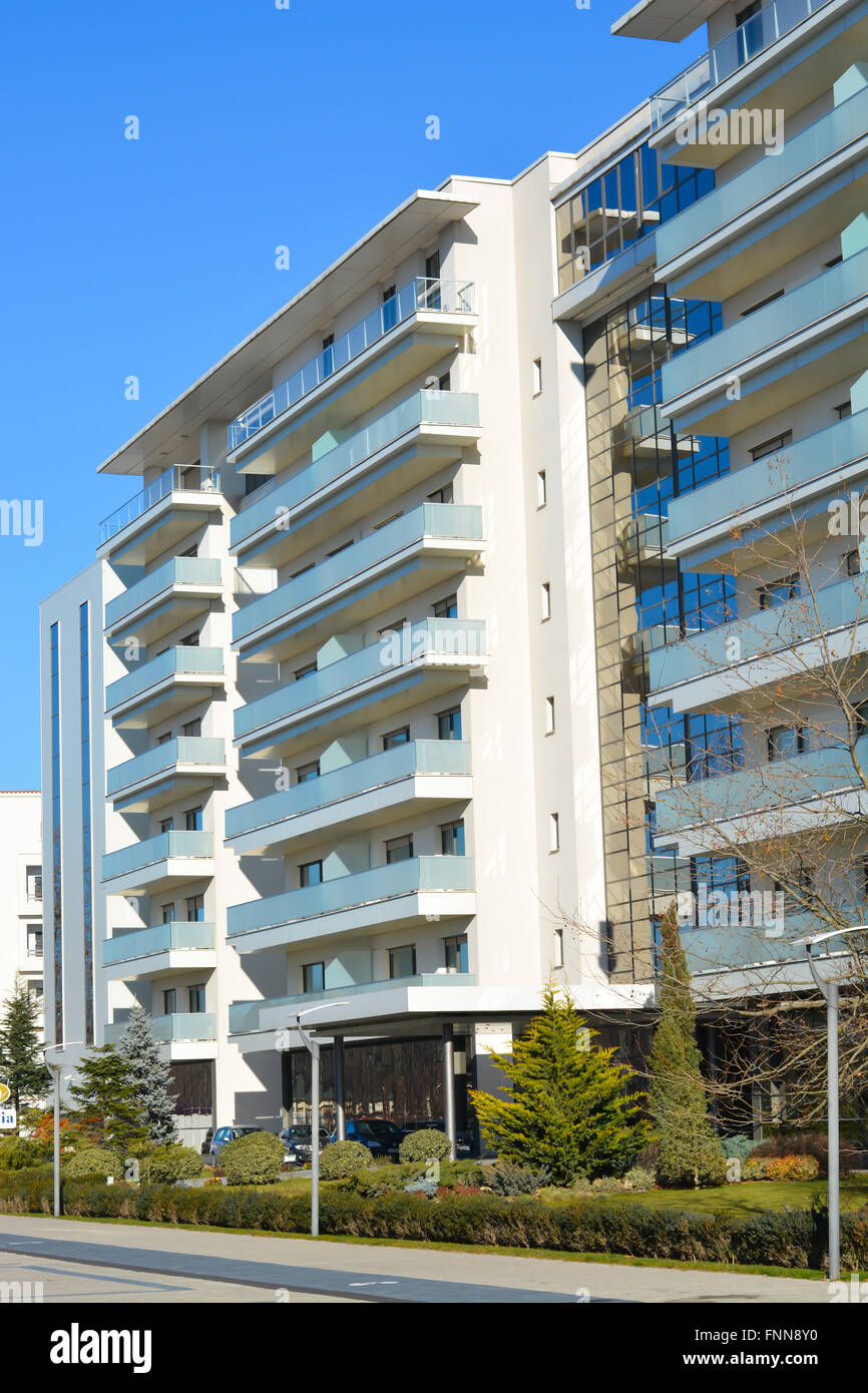 Old apartment building windows hi-res stock photography and images - Alamy