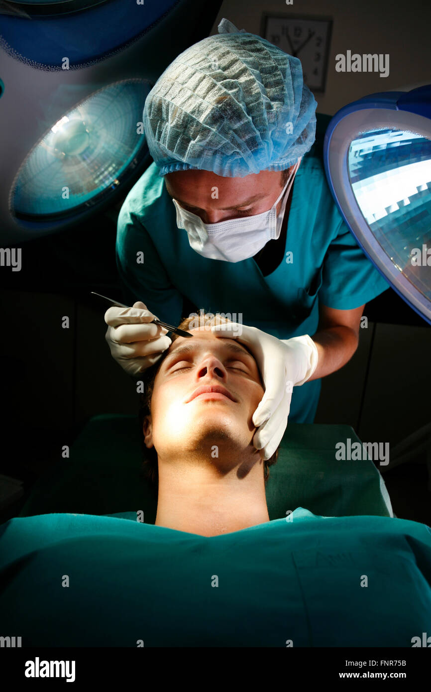 Surgeon incision hi-res stock photography and images - Alamy