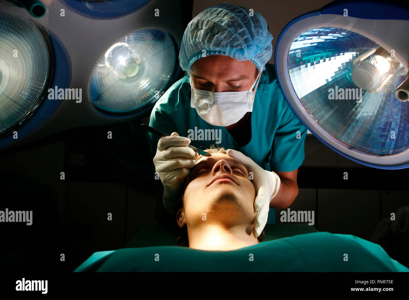 Surgeon incision hi-res stock photography and images - Alamy