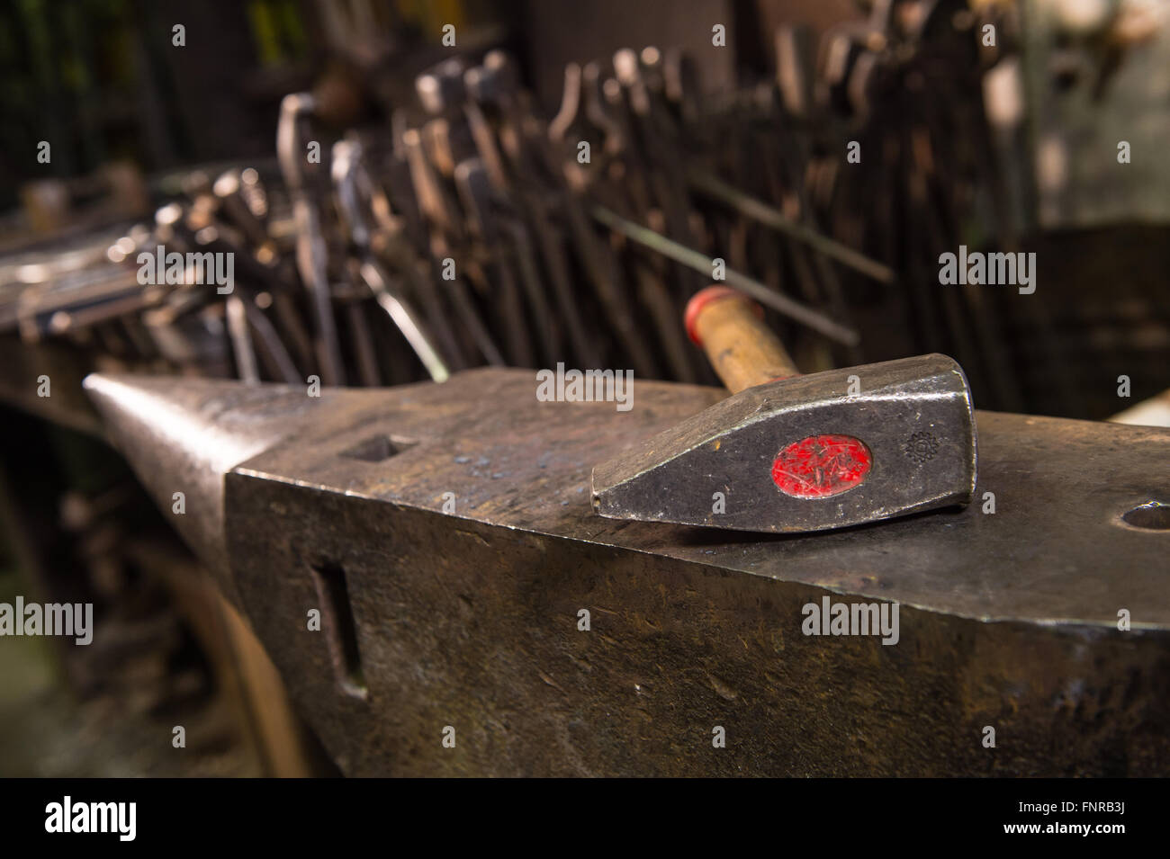Blacksmith workshop-Anvil and Hammer Stock Photo - Alamy